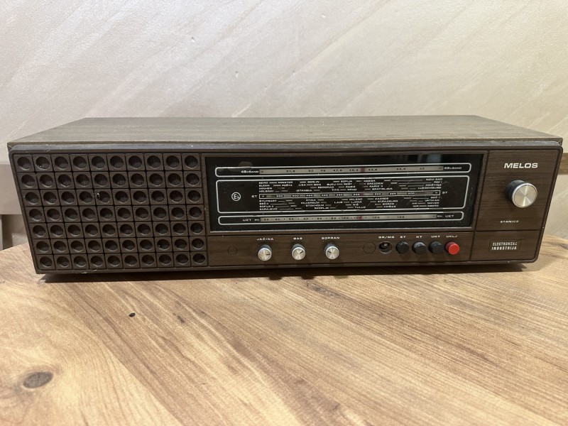Stari kolekcionarski EI radio