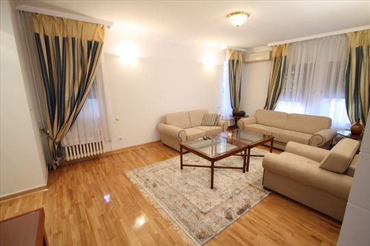 Prostrana,renovirana kuća, garaža, Dedinje ID 2551