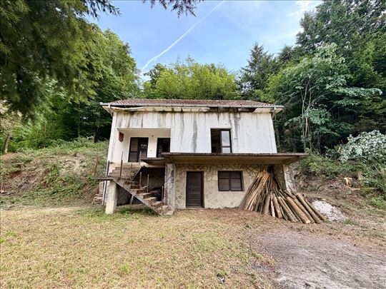 Uknjižena kuća! 247m2 - 33 ara placa pod sumom