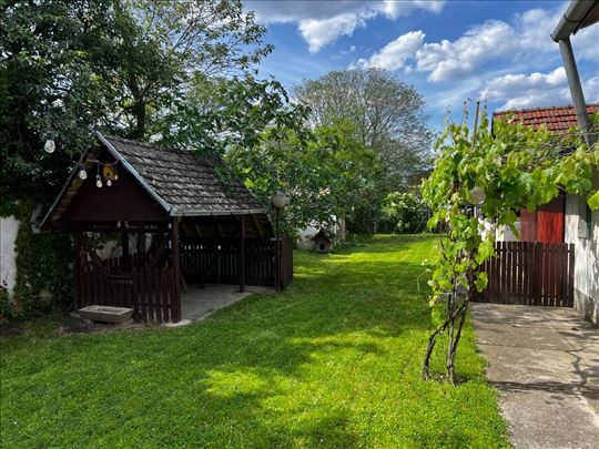 Kuća sa 14 ari placa u Đuđevu (20km od Novog Sada)