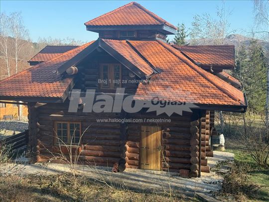 Unikatna Cedar House na dirketna prodaja, Zova