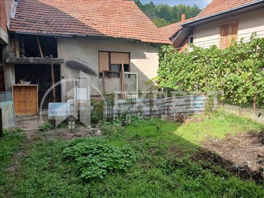 Porodična kuća 77m2, plac 245m2, Gadžin Han