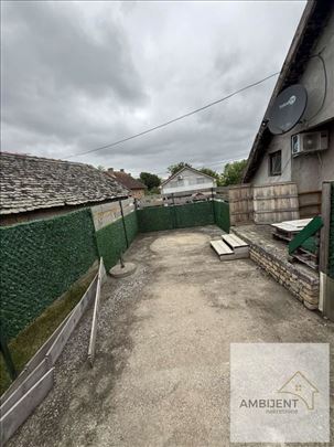 Kuća sa dvorištem, Novi Karlovci