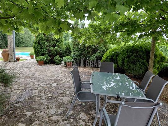 Luksuzna vila u Arnajevu (Barajevo) sa bazenom