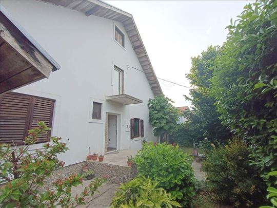 Uknjižena porodična kuća sa dve garaže,plac 6.35a