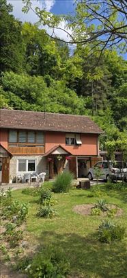 Kuća u Rakovcu sa dva stana, šuma iza, potok ispre
