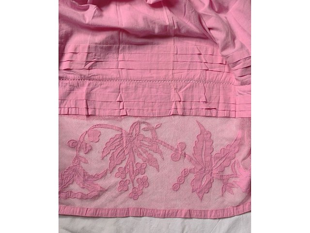 Romantičan roze komplet sa vezom i faltama vel.M
