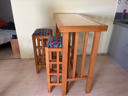 Kuhinjski šank sa stolicama