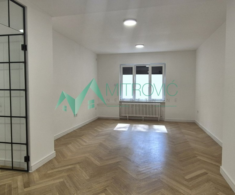 Novi Sad, Centar – Kompletno renoviran Trosoban stan 75m2 u Centru Novog Sada.