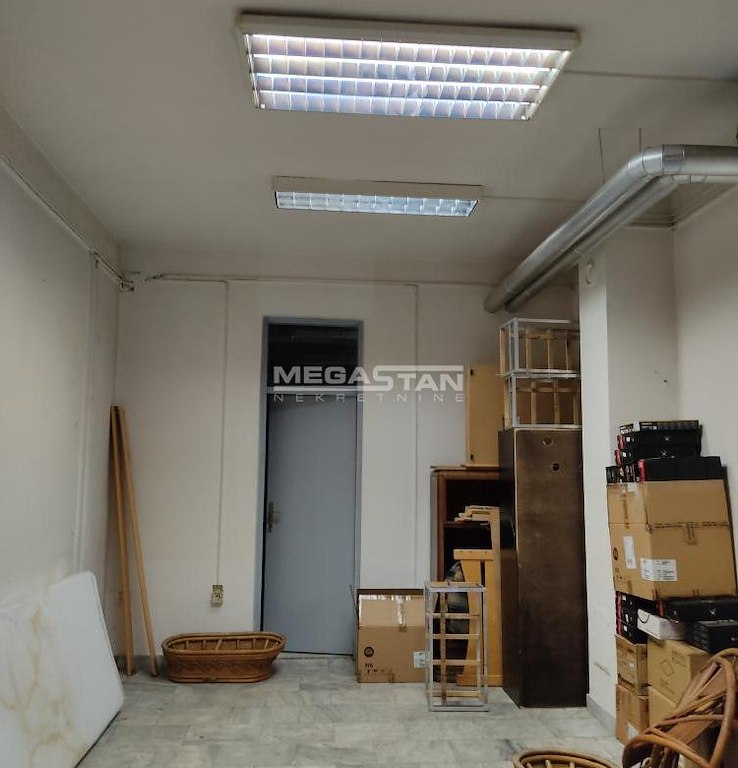 Miljakovac 2, sa izlogom.