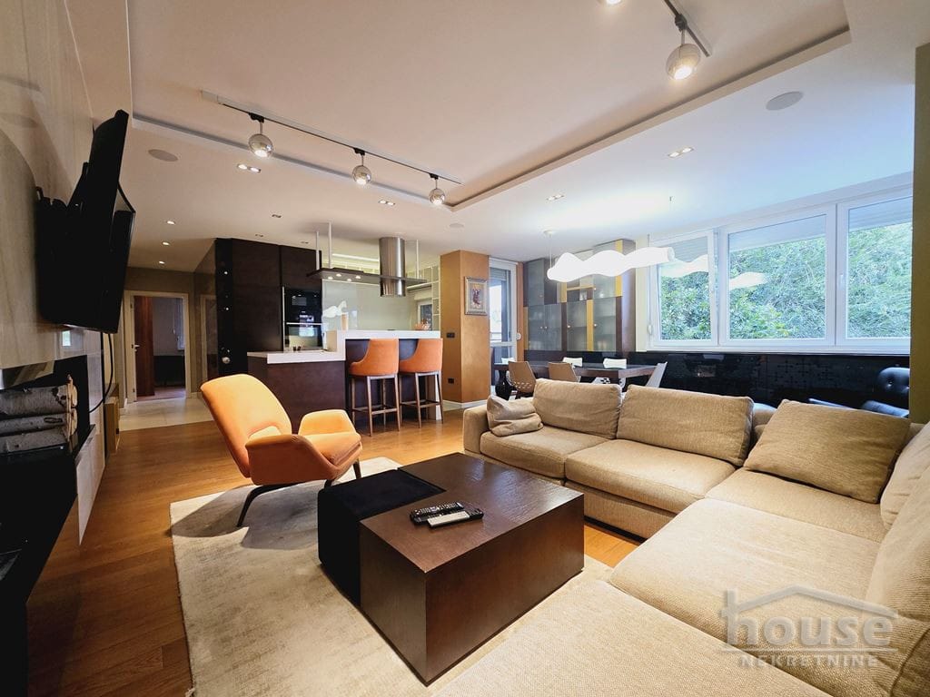 Četvorosoban stan za izdavanje, Centar, Novi Sad, 113m², 2.000 €/mes