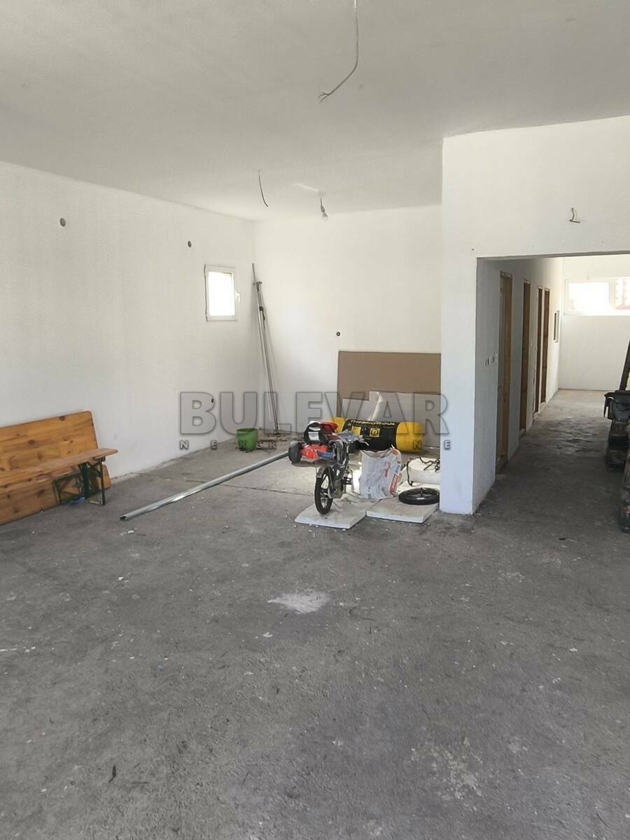 Poslovni prostor / Lokal, Kragujevac - Stanovo | Izdavanje · 200m² · 1.400€