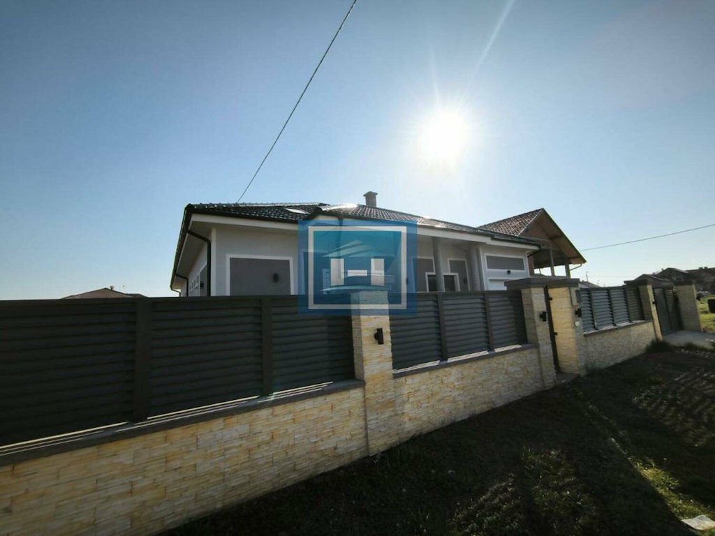 Kuća, Varvarin - Rasadnik | Prodaja · 400m² · 220.000€
