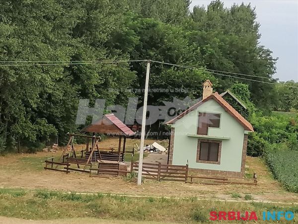 Šuma 300 ari i vikend kuća 130 m2 Malo Bavanište