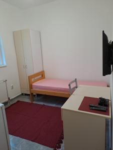 ZEMUN, NOVA GALENIKA, IZDAJEM SOBU ZA ZAPOSLENU OSOBU,