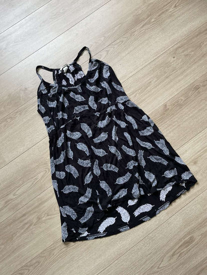 H&M crna haljina sa belim perima