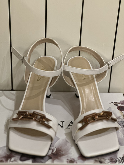 Bela haljinica i Hermes sandale 4000