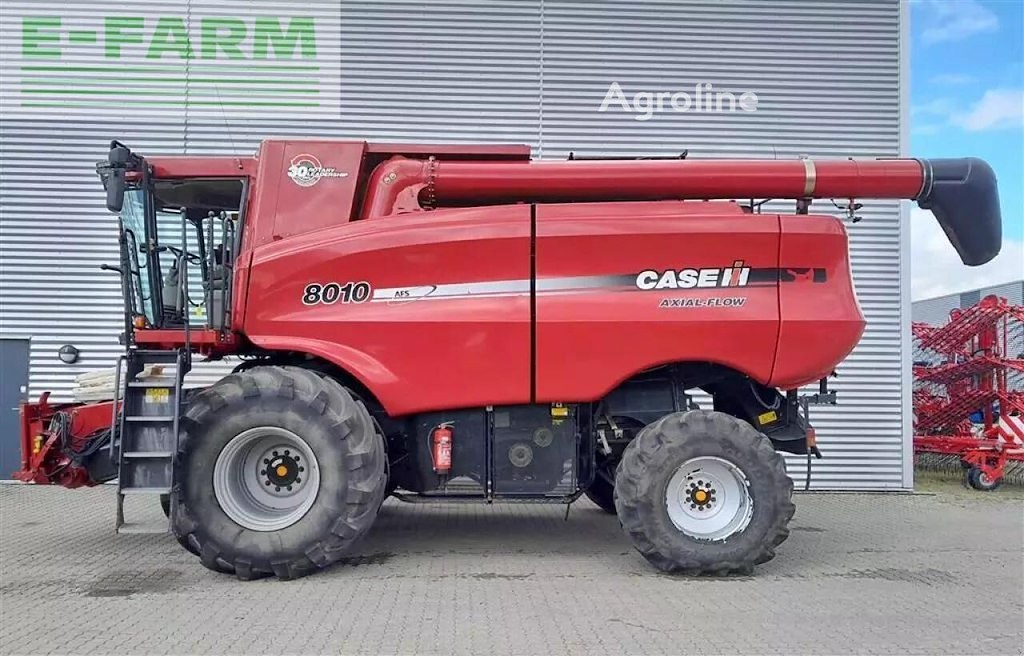 Case IH 8010 med 30 kombajn za žito