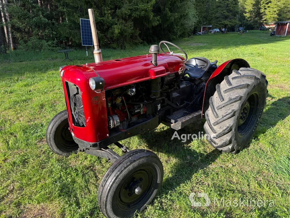 Prodaje se Nuffield 3DL mini traktor na aukciji