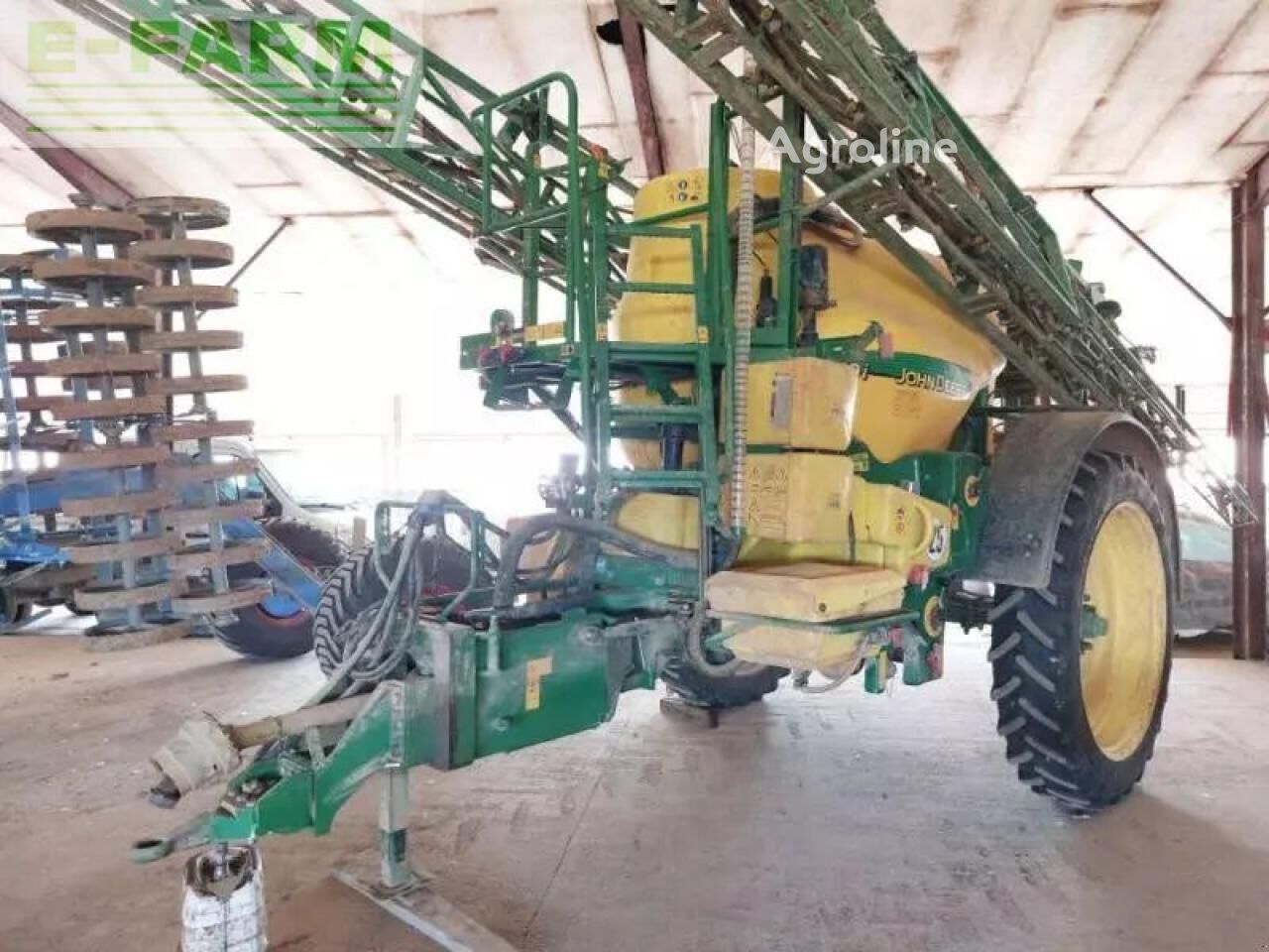 John Deere 840i vučena prskalica