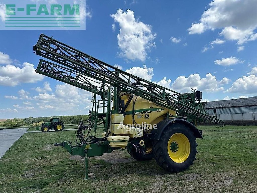 John Deere 840 vučena prskalica