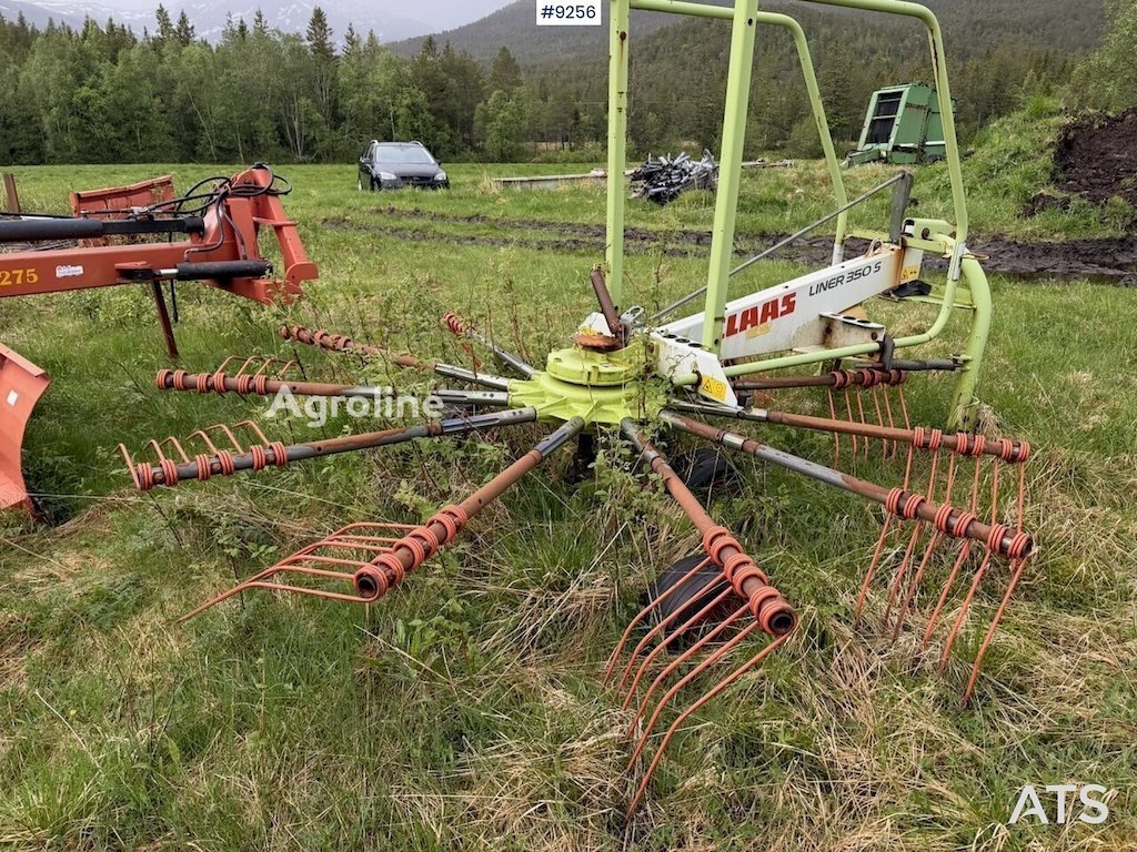 Claas 350 prevrtač sena