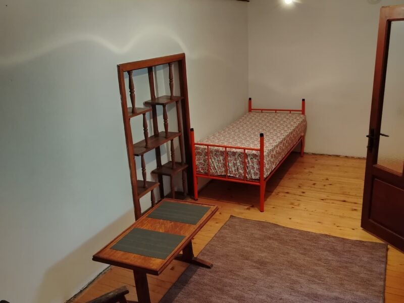 Izdajem dve sobe sa zajedničkim kupatilom i kuhinjom