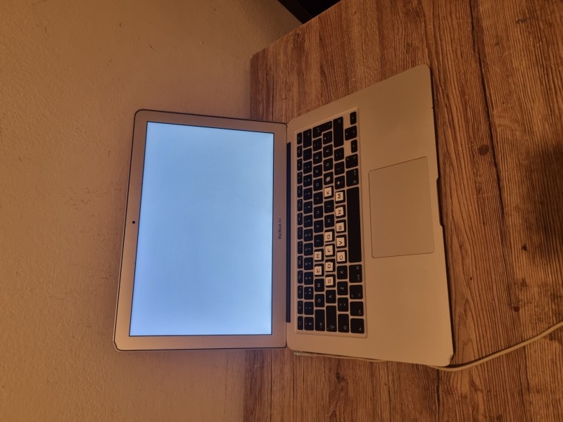 Apple Air A1369 iz 2011 i5 2557M ispravan