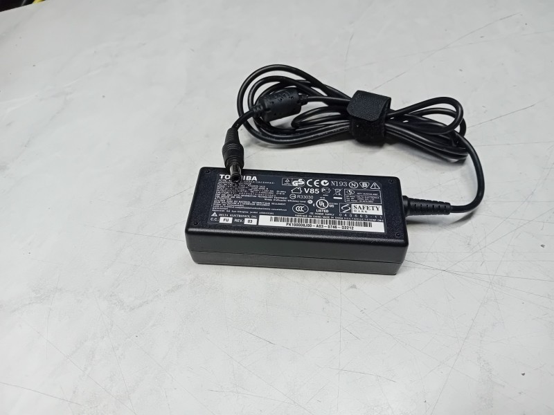Toshiba 19v 3,42a 5.5mm x 2.5mm originalan punjac ispra