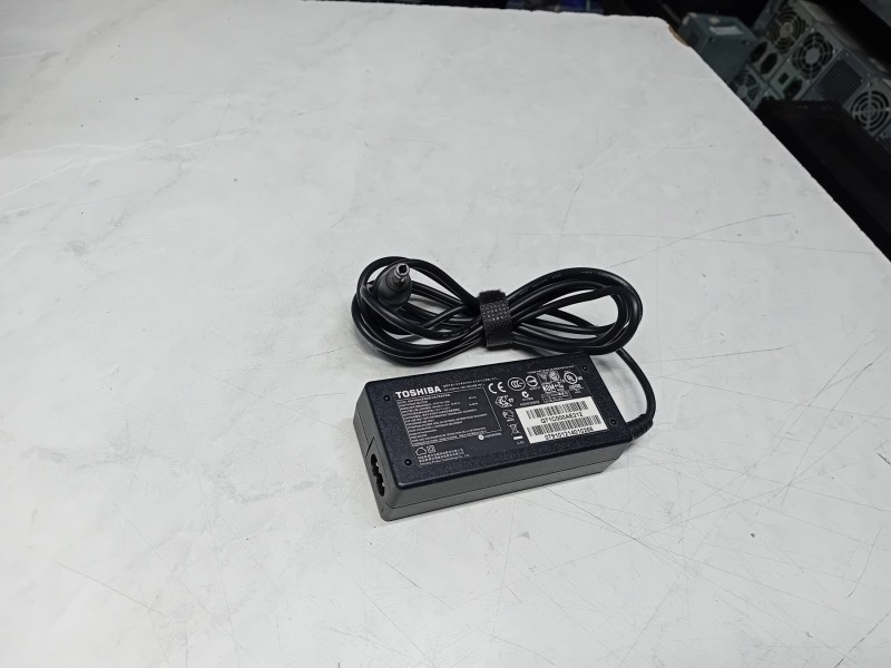 Toshiba 19v 3,42a 5.5mm x 2.5mm originalan punjac ispra