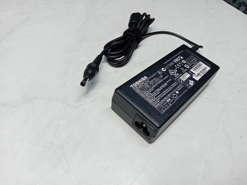 Toshiba 19v 4,74a 5.5mm x 2.5mm originalan punjac ispra