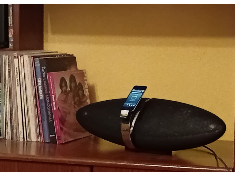Bowers & Wilkins Zeppelin Air & Apple Ipod 4