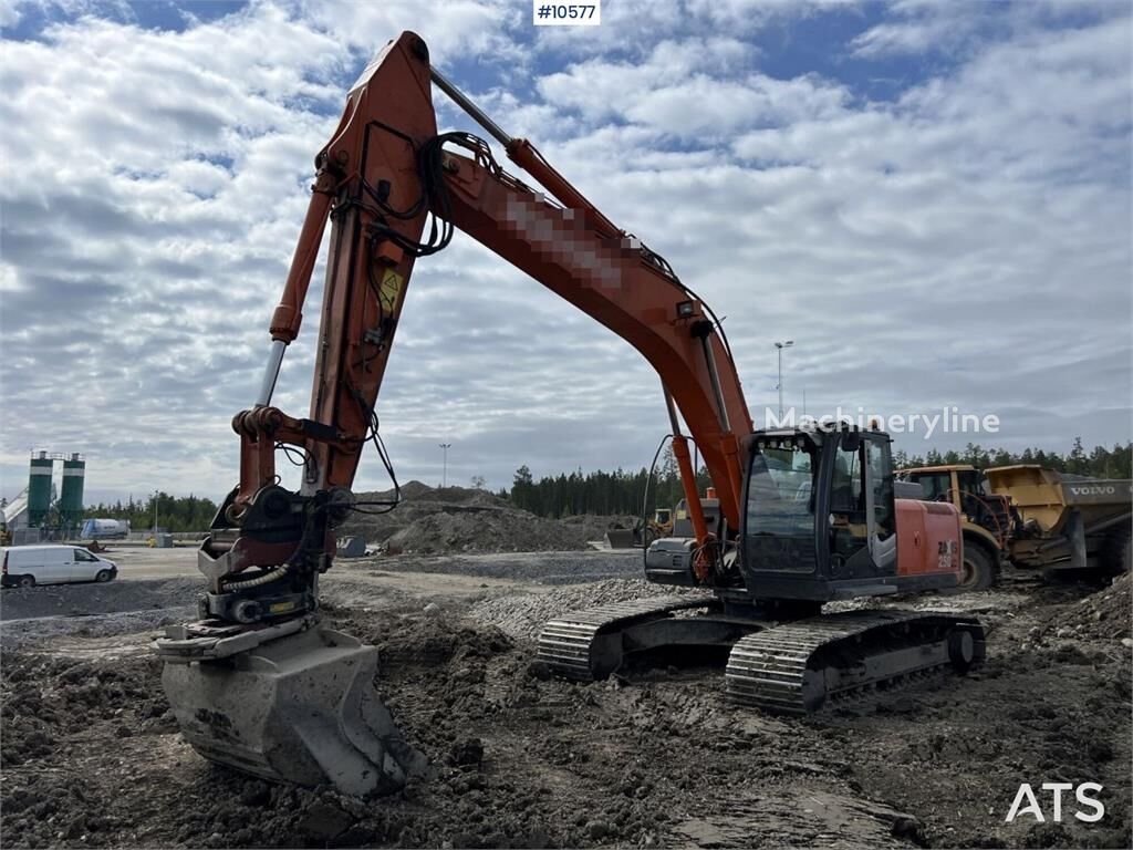 Hitachi ZX250 LC-3 with tiltrotator and bucket bager guseničar