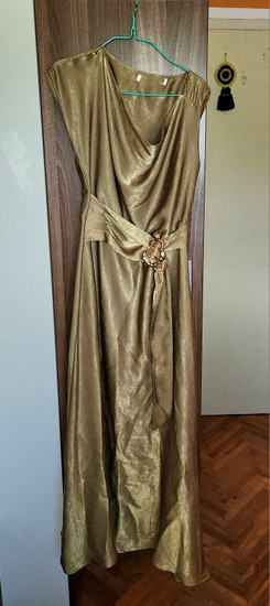 Glamurozna duga haljina u boji starog zlata