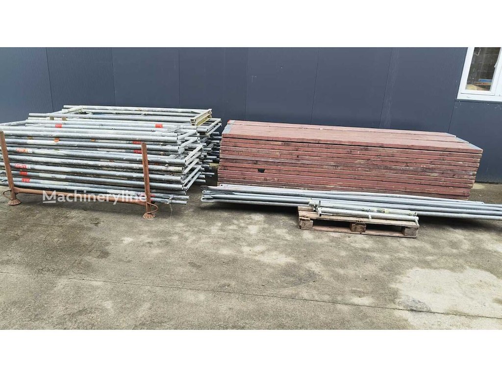 Prodaje se Partij steigerbouwmateriaal bestaande uit 33 steigerframes en 39 skele na aukciji