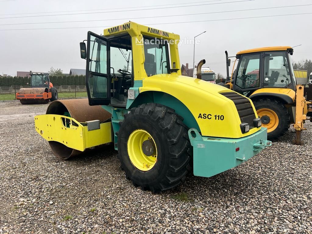 Ammann ASC 110 kompaktor s jednim valjkom