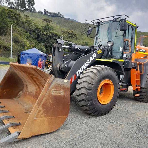 Doosan DL320 prednji utovarivač