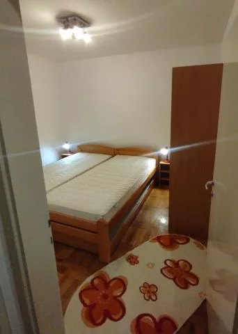 IZDAVANJE,KARABURMA, DVOSOBAN , NAMEŠTEN. 40 M2, 420 EVRA