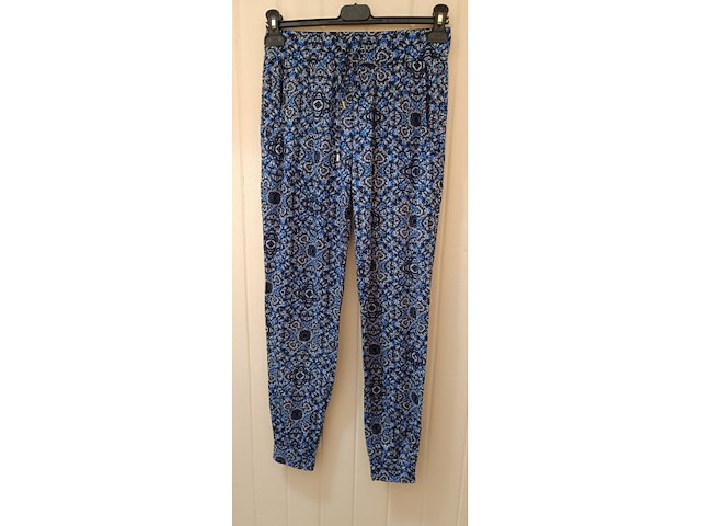 Cvetne pantalone vel.38