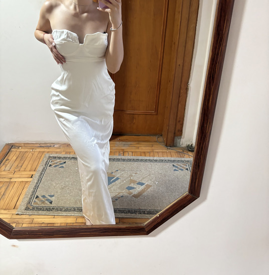Svilena bela haljina