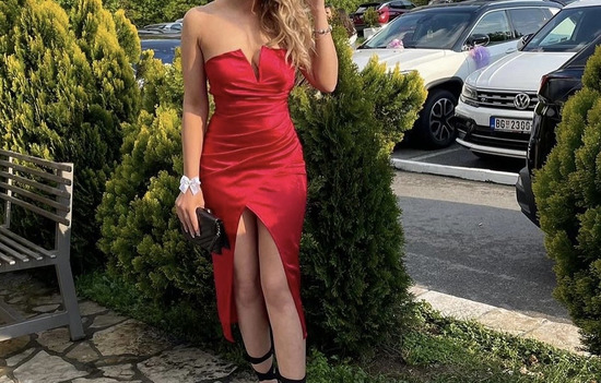 Crvena haljina