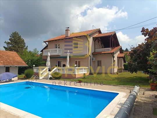 Sremčica, 220m2, pr+I, 10 ari placa, bazen