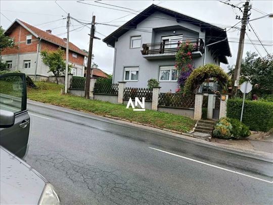Sopot, Kneza Miloša, dvospratna kuća na ugaonoj pa