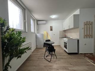 Garsonjera u dobrom stanju, prizemlje, Cara Dušana - Adamovićevo naselje - Futoška, Novi Sad