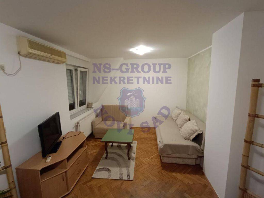 Garsonjera za renoviranje, peti sprat, Sajam - Sajmište, Novi Sad