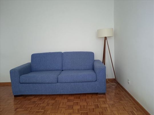 Trosed na razvlačenje - očuvan i praktičan