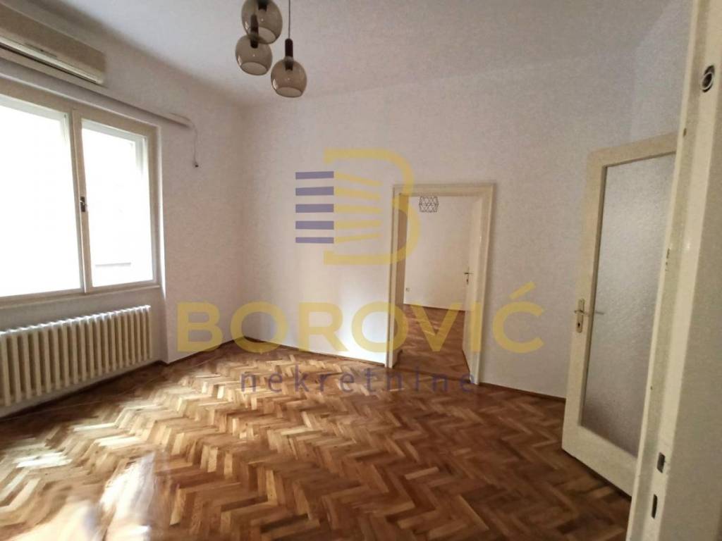 Trosobni stan prvi sprat, Beograd