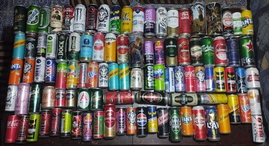 Kolekcija od 99 limenki pića