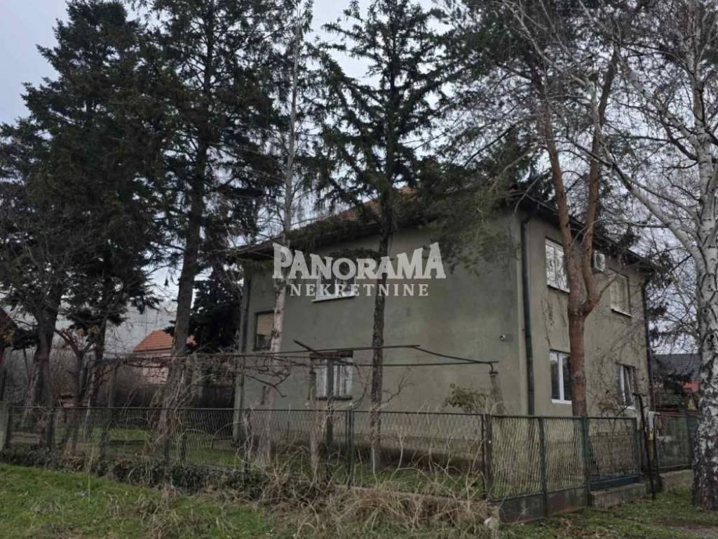 Samostalna porodična vila Radnička, Surčin Centar, Beograd