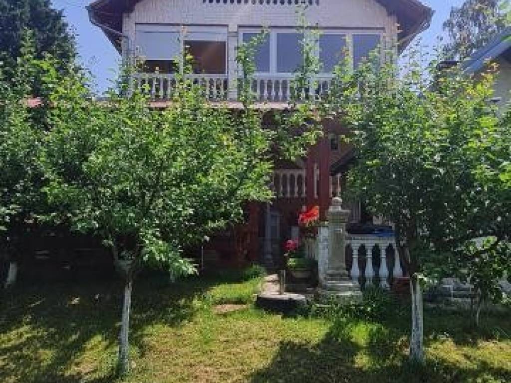 Samostalna porodična vila 690 m², novo, Irig